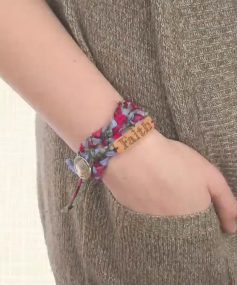 7 Gorgeous Fabric Bracelets You Can Make from Scraps - Artify Pattern