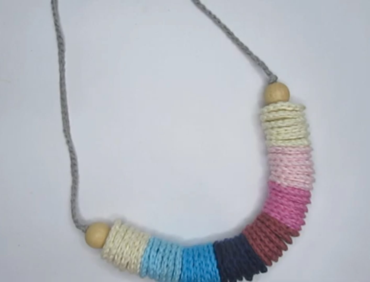 9 Easy DIY Necklace Patterns Using Yarn & Fabric Scraps - Artify Pattern